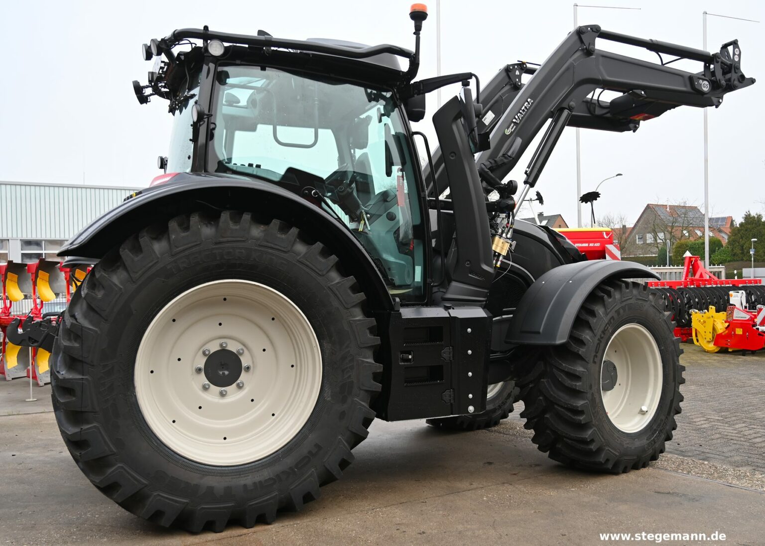 Valtra N175 mit Forstschutz - STEGEMANN Landtechnik