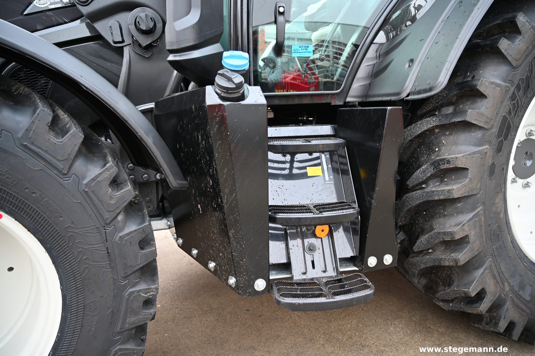 Valtra N175 mit Forstschutz - STEGEMANN Landtechnik