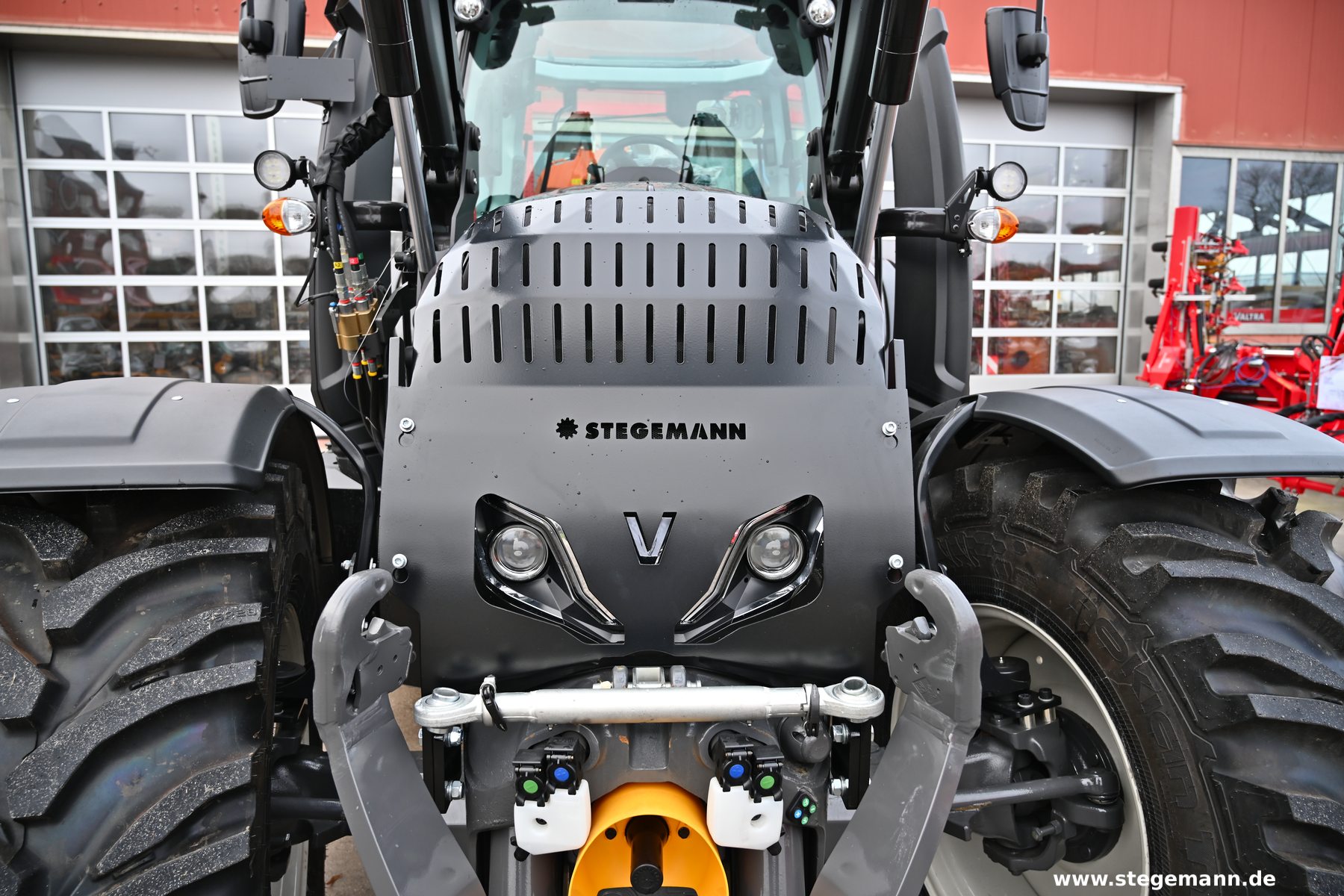 Valtra N175 mit Forstschutz - STEGEMANN Landtechnik