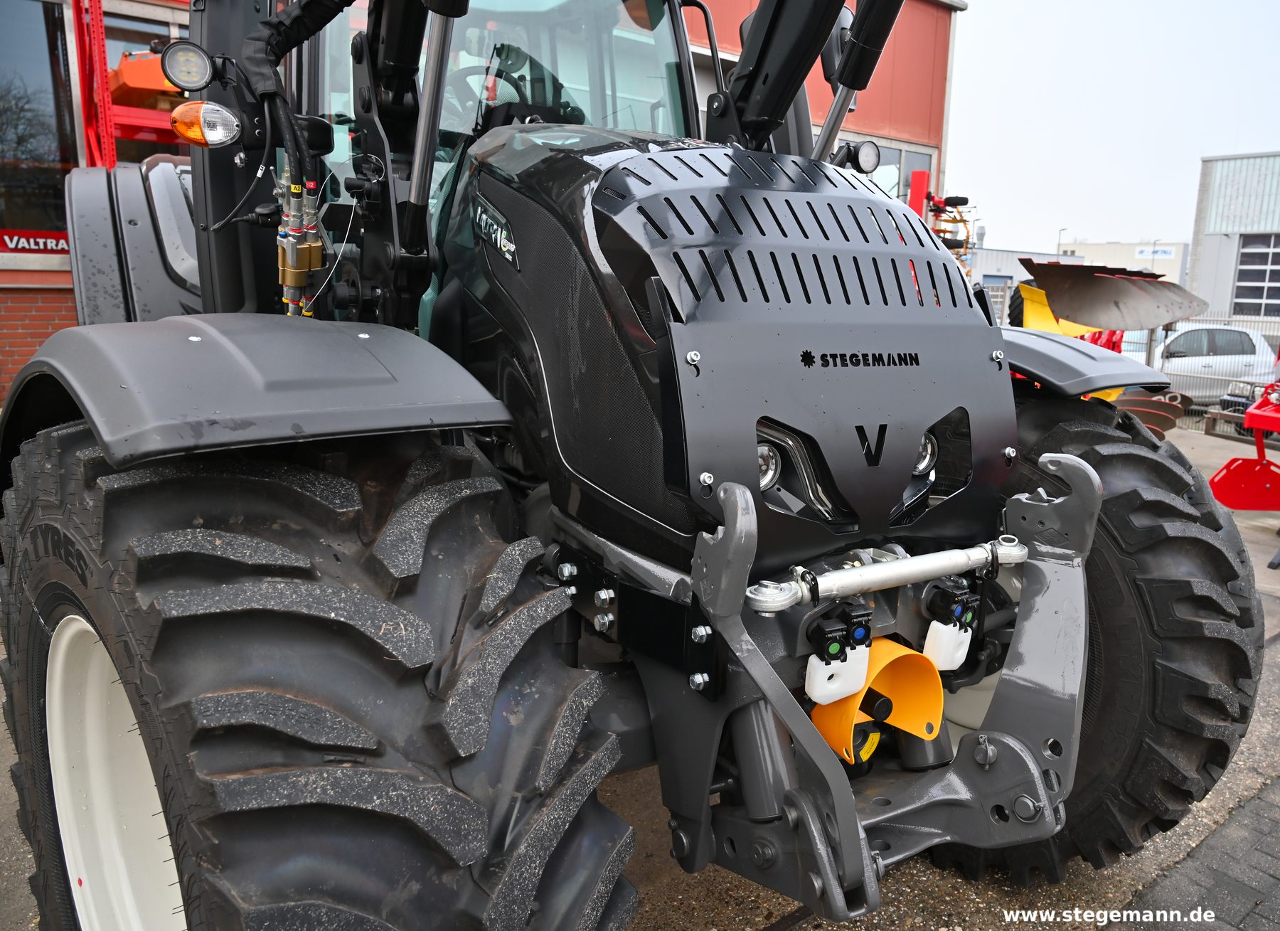 Valtra N175 mit Forstschutz - STEGEMANN Landtechnik